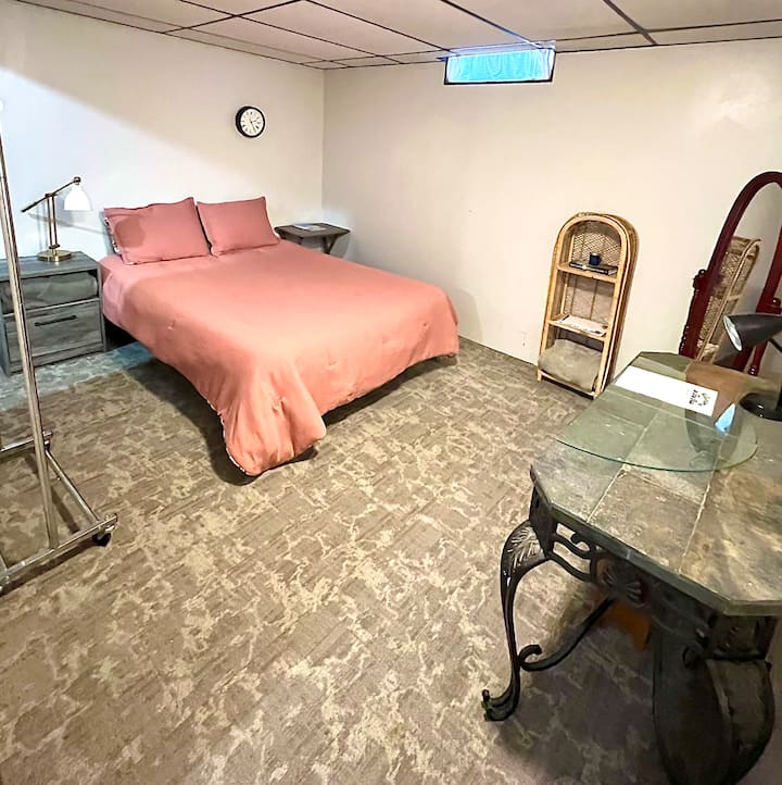 The Rev's Private Entrance Queen Suite - Garden City