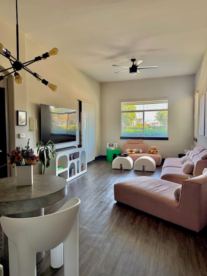 Luxury 2br Condo• 16ft Ceilings• Walk To Mall - Santa Clarita, CA