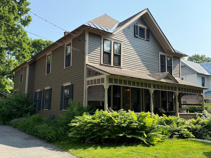 Special Saratoga Home - Saratoga Springs, NY