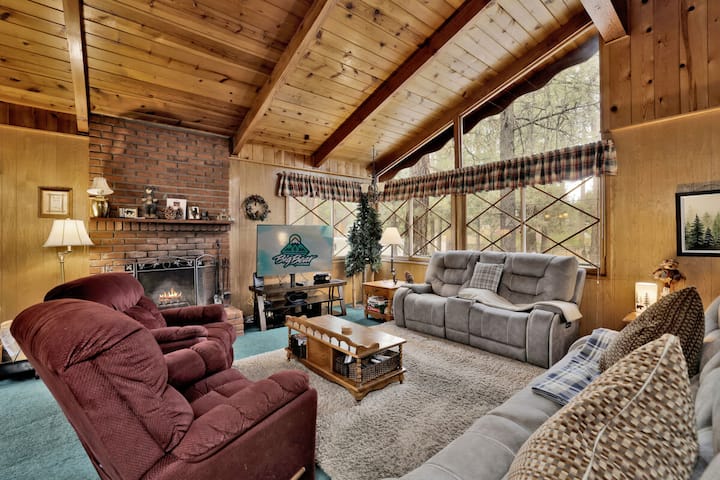Pet-friendly 4br Retreat | Fenced Yard & Fireplace - Big Bear Lake, CA