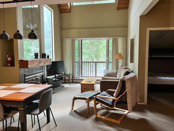 Gables -Premium  Location - 2 Bedroom,  Parking - ウィスラー