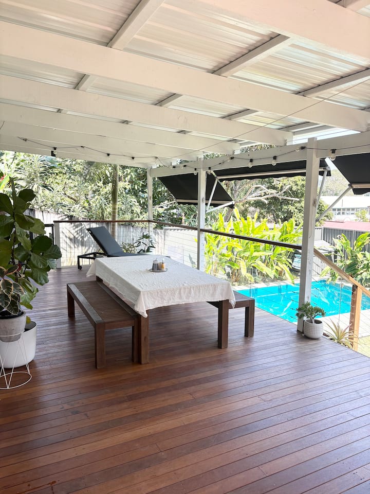 Light-filled & Spacious Currumbin Apartment & Pool - Gold Coast