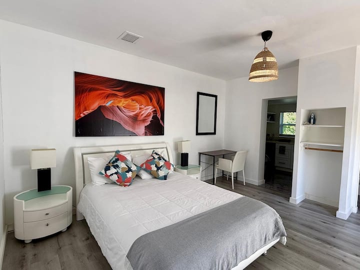 Apt In Central Area W/parking And Private Entry - Coral Gables, FL