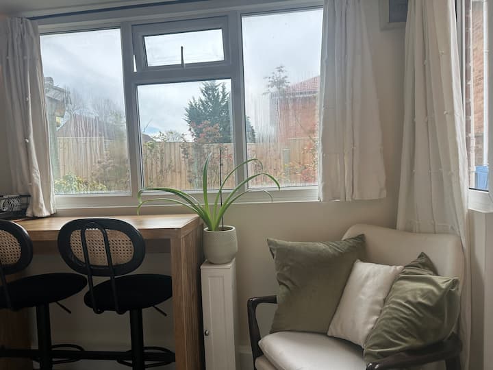Cute Self-contained Garden Annex - Watford