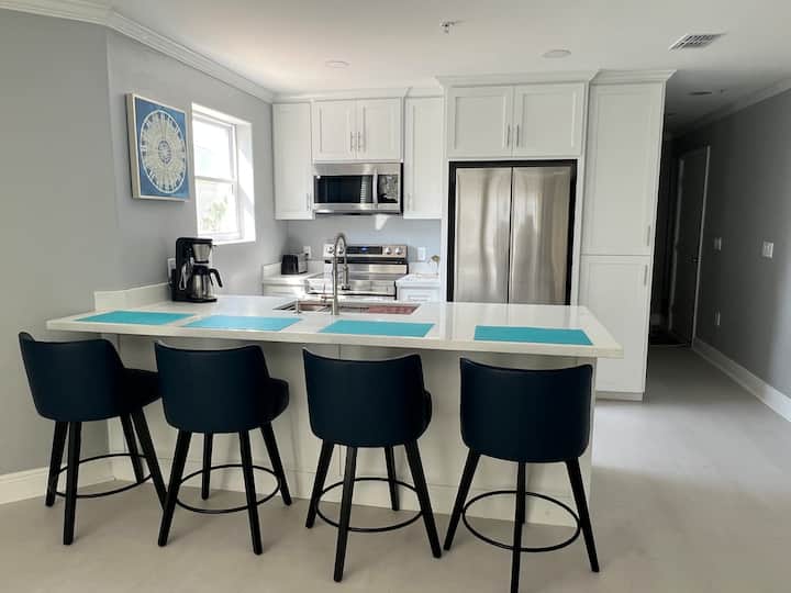 A Beauty & The Beach! Newly Renovated 2/2 Sleeps 8 - Port Isabel, TX