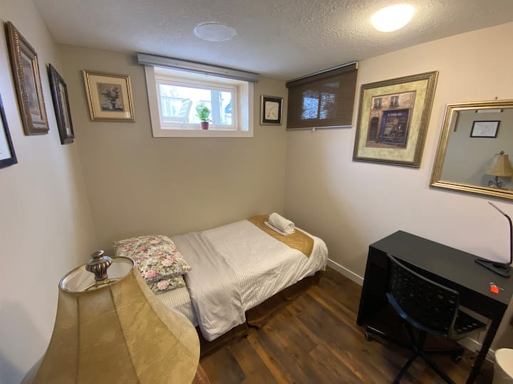 B3-comfortable, Clean, Convenient, Solo Room. - Calgary