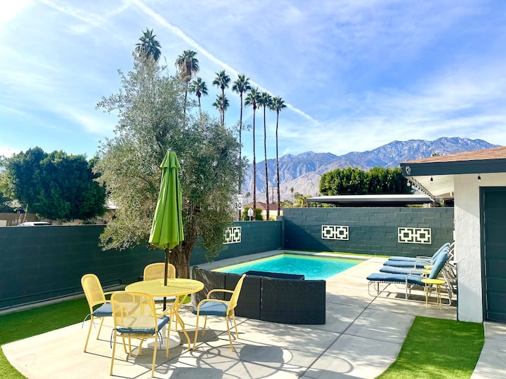 Casa Sunny Dunes: A Gated Mid-century Oasis. - Palm Springs, CA