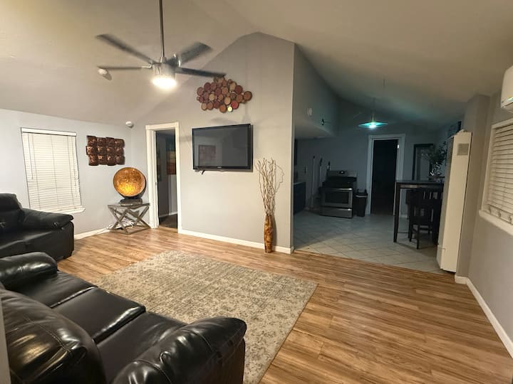 Private One Bedroom Home Centrally Located. - Roswell, NM