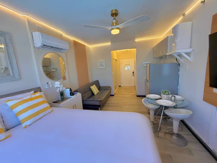 Charming South Beach Studio - Vibrant Retreat! - Miami Beach, FL