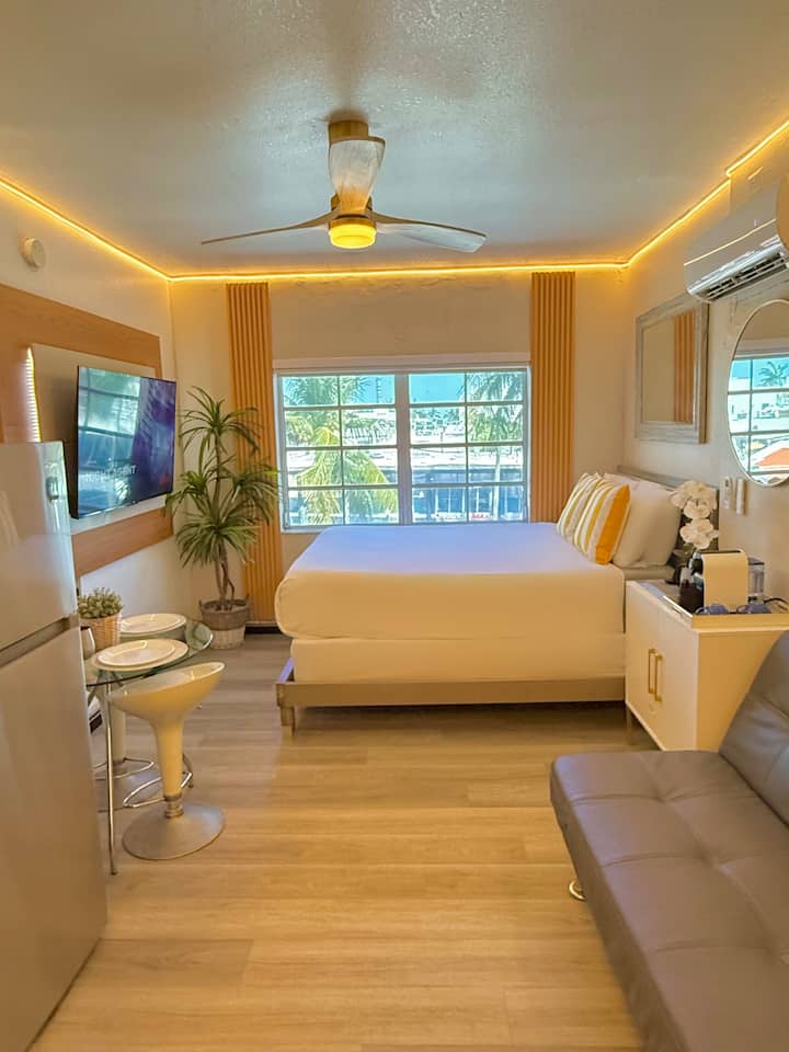 Charming South Beach Studio - Vibrant Retreat! - Miami Beach, FL