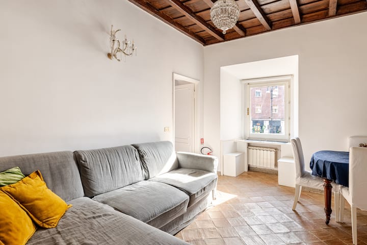 Giulia Domus Valentino - Rooma