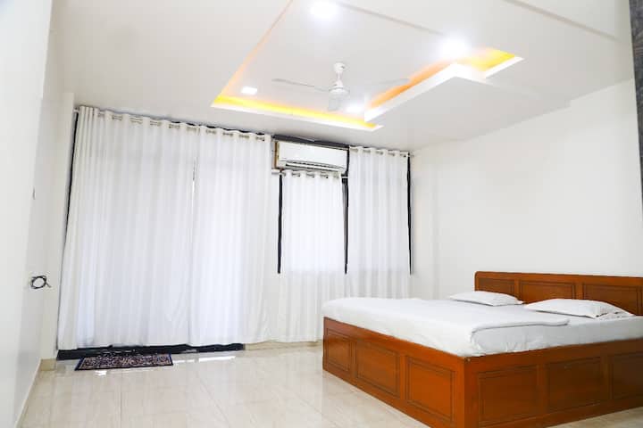 Saifuddin And Sons Ac Appartment Near Mahakal Temp - Ujjain