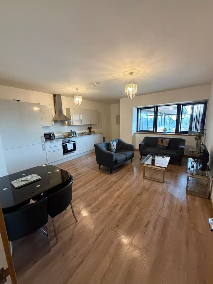 Contractor Weekly Stay | 2 Free Parking | M4 J16 - Swindon