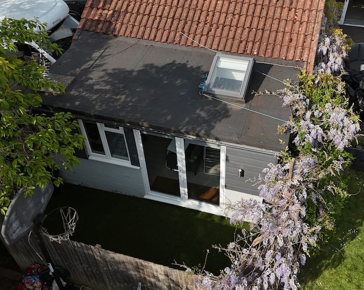 Private  Self Contained Studio Flat - Woking