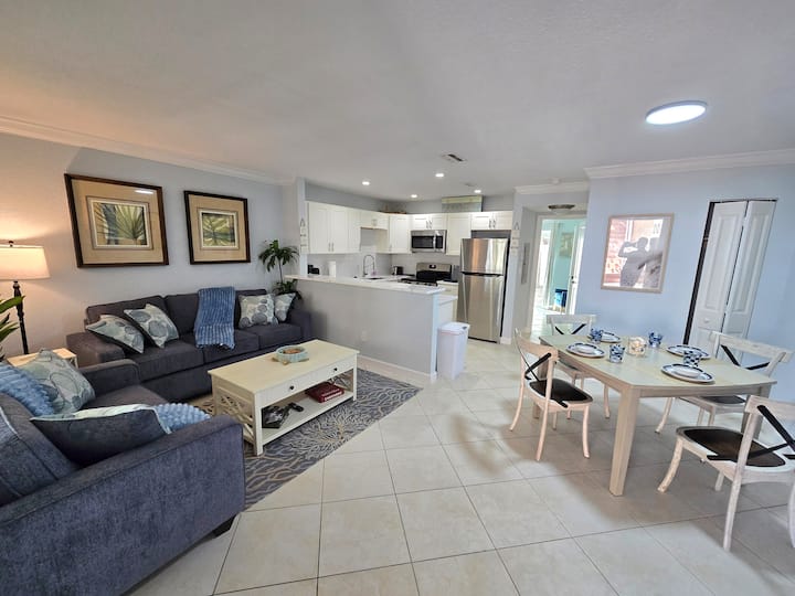 Beautiful Condo Minutes From The Beach/heated Pool - St. Pete Beach, FL