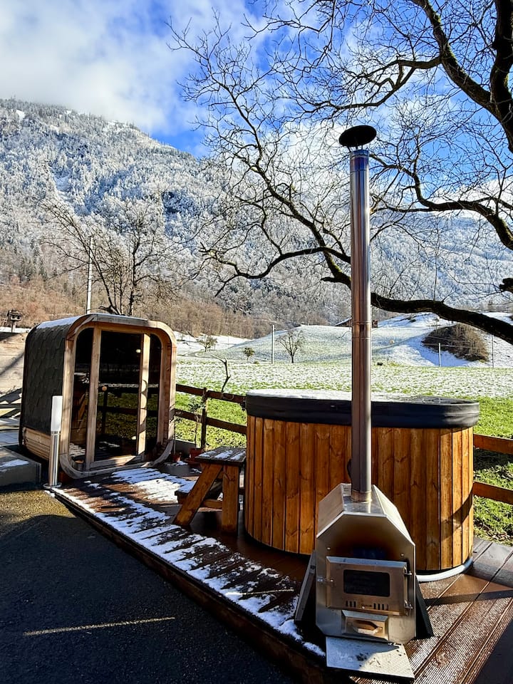 Glarner Spa I Private Sauna & Hot Tub & Alps View - Kanton Glarus