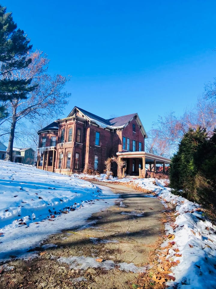 Modern/historic Mansion - Dubuque, IA