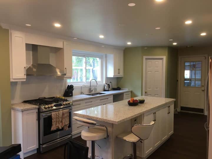 Home Away From Home - Room - Brampton