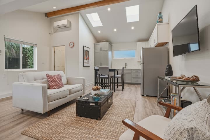 Bright, Modern Private Guest House-walk To Beach - Santa Monica, CA