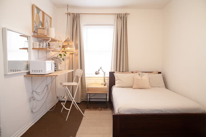 Cozy Private Studio Apartment Shared Bath In Hall - Los Angeles, CA