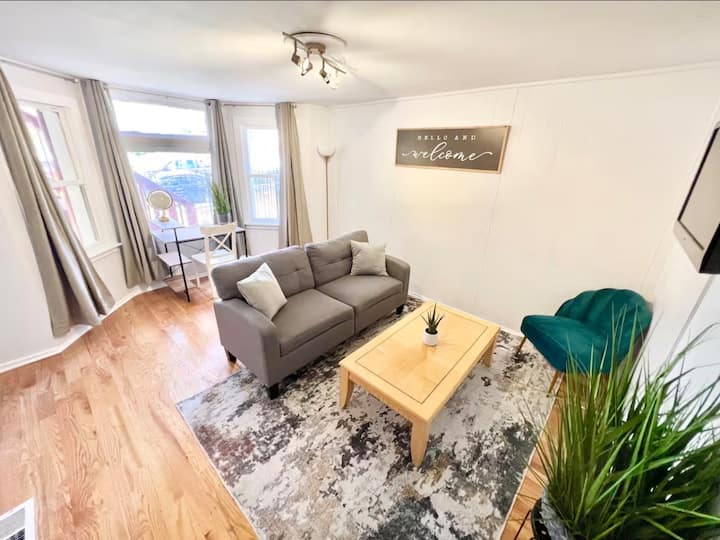 Avondale Apt. Steps From Blue Line Train And Hw - Chicago, IL