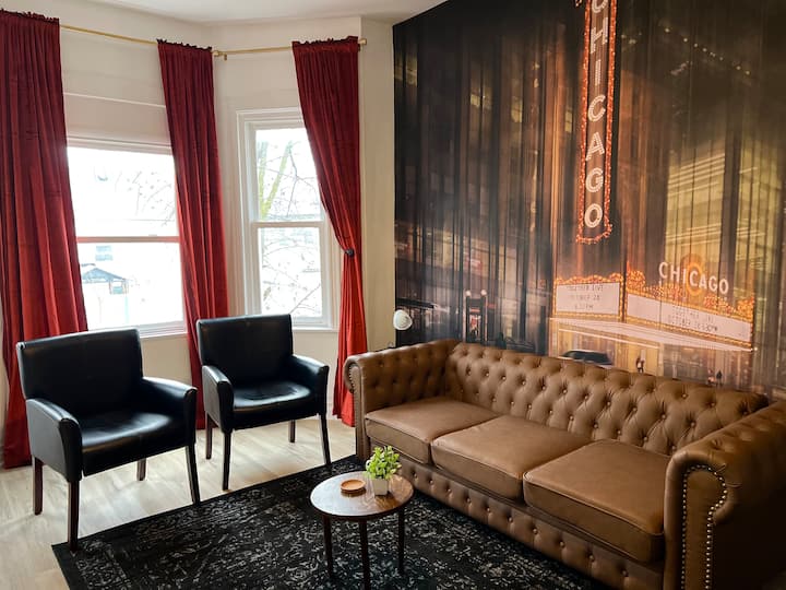 Avondale Apt. Steps From Blue Line Train And Hw - Chicago, IL