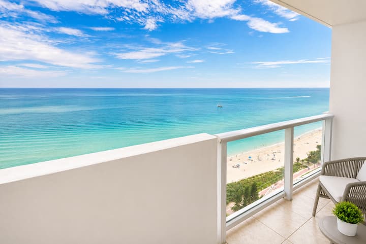 17th-floor Ocean Balcony | 2 Queens + Free Valet - Miami Beach