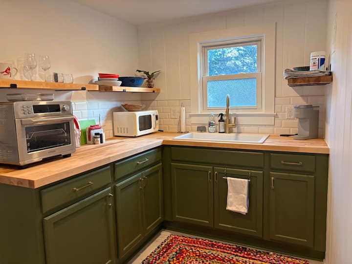 Cozy Cottage
Minutes From Dt, Furman, Sr Trail, Tr - Paris Mountain State Park, Greenville