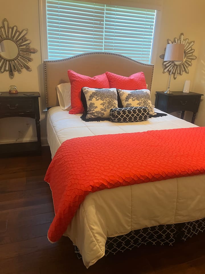 Oxford Getaway Coral Room - Oxford, MS