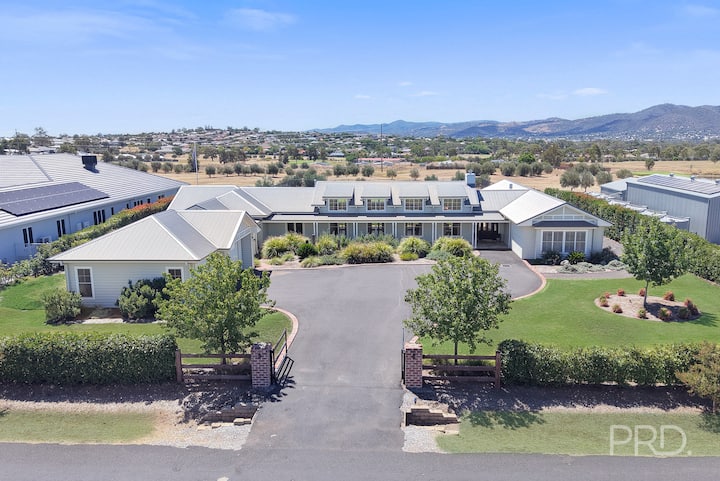 Eight Rodeo Drive, Tamworth - Kootingal