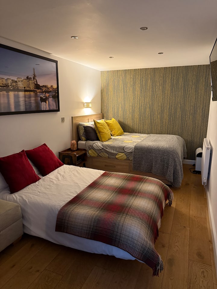 Studio, Parking -3.5 Mi Stansted Airport- Sleeps 4 - Essex