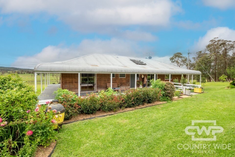 Glen Innes farmhouse, 4 Rooms & Ensuite - Cabins for Rent in Glen Innes ...