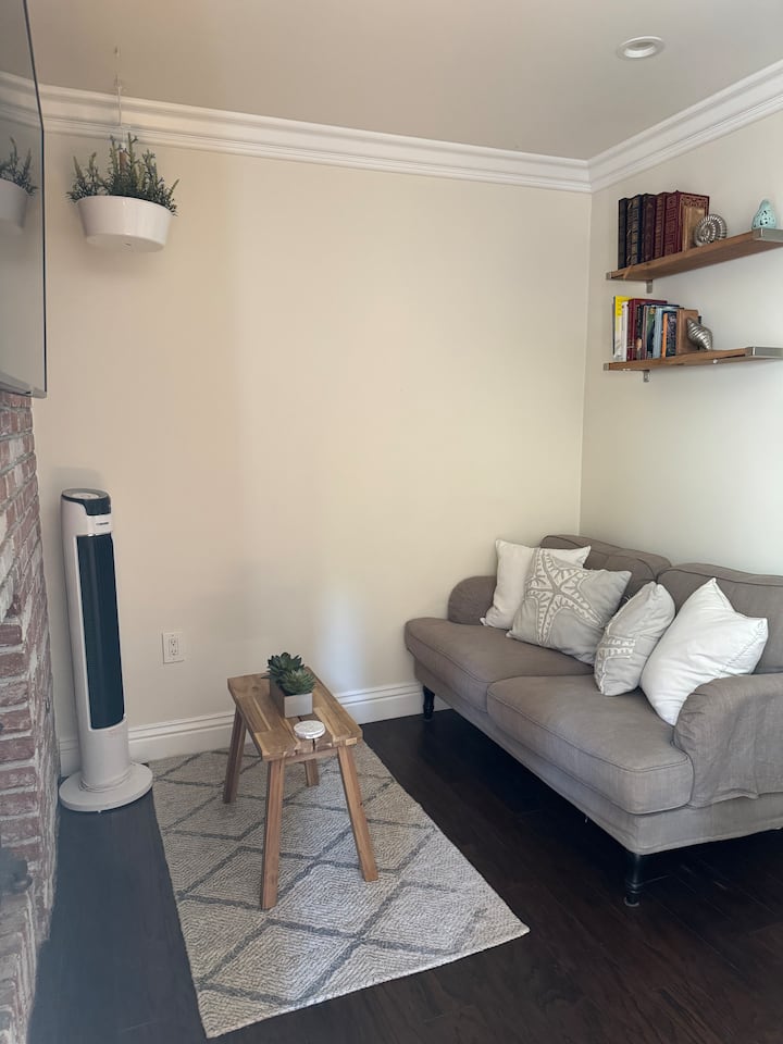 Relaxing Cottage - Minutes From The Beach - Costa Mesa, CA