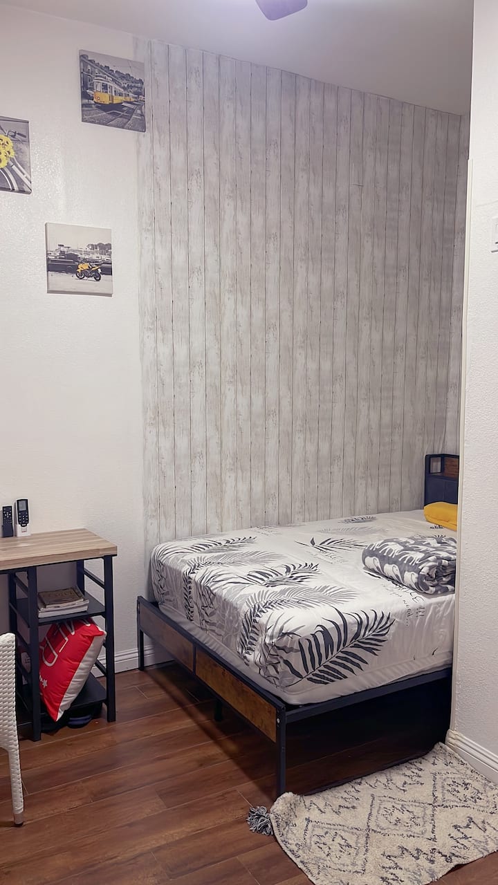 Cozy Little Room Private Entrance - West Covina, CA