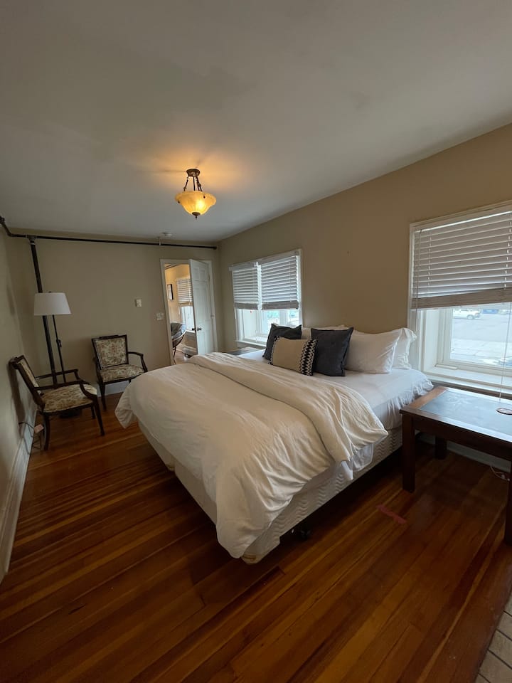 Corner King Apartment On Hertel - Buffalo, NY