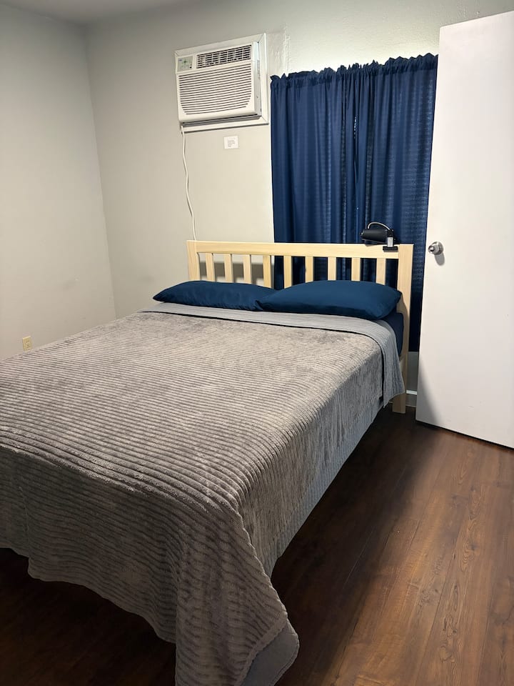 E: Private Room & Bath W/2 Beds & Parking - Magic Mountain, CA
