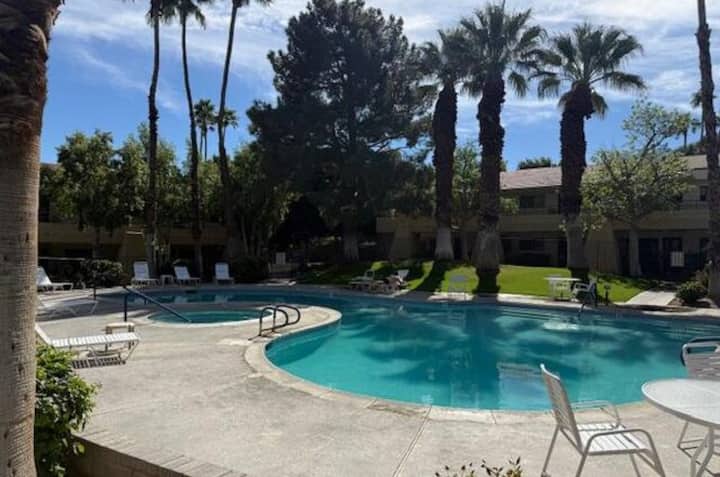Poolside Condo Getaway! - Palm Springs, CA