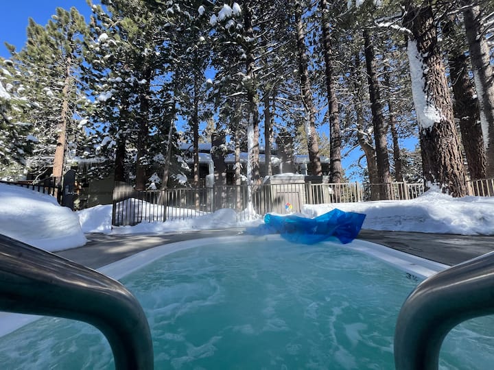 Pet Friendly, Sunny Views. Pools,tennis,pickleball - Mammoth Mountain, CA