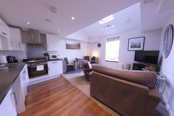 Stationside, Garage Parking & A Super King Double - Settle