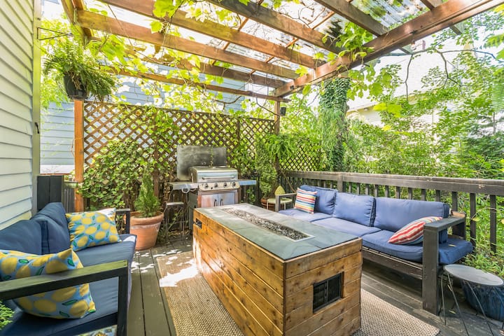 East Side Oasis: Games, Yard, Spa, 5 Min To Dt - Rhode Island