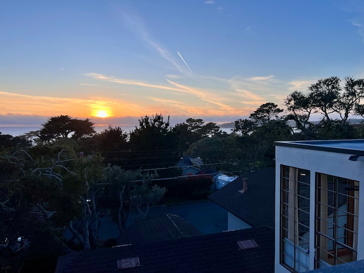 Golden Rectangle! 
Lrg Roof Deck & 2blks To Beach - Carmel-by-the-Sea, CA