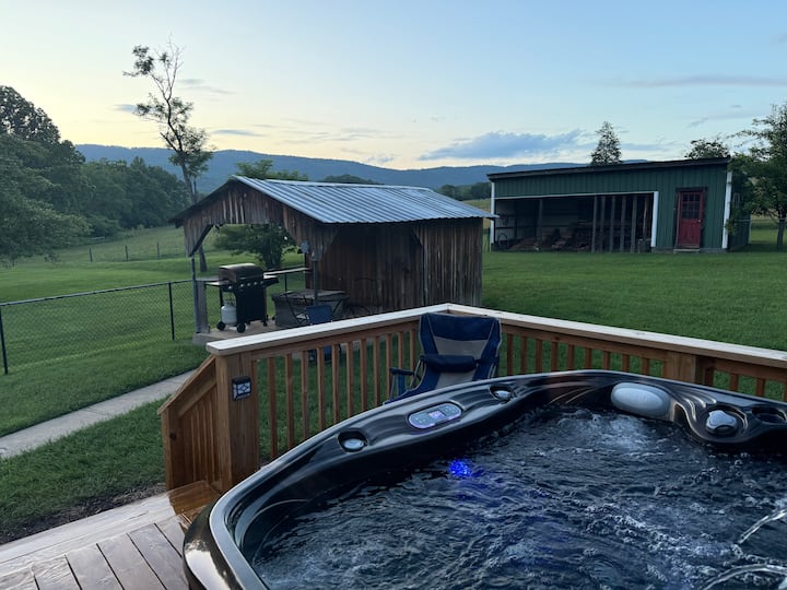 Hot Tub-king Beds-private-farm-fireplace-prkway - Blue Ridge, VA