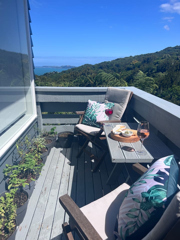 Relaxing Retreat Near The City With Ocean Views - Wellington