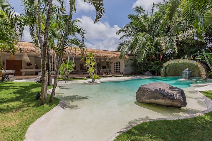 3 Bedrooms Villa Seminyak, Huge Pool And Jacuzzi - Bali