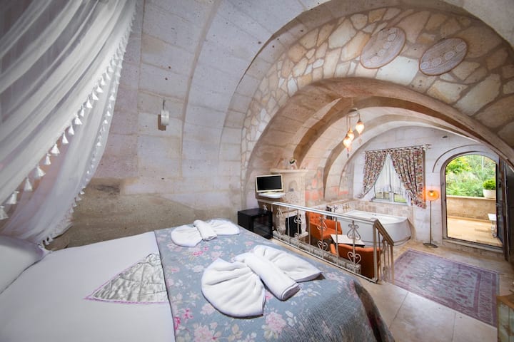 Beyaz Havuzlu Premuim Cave Suit - Cappadocia