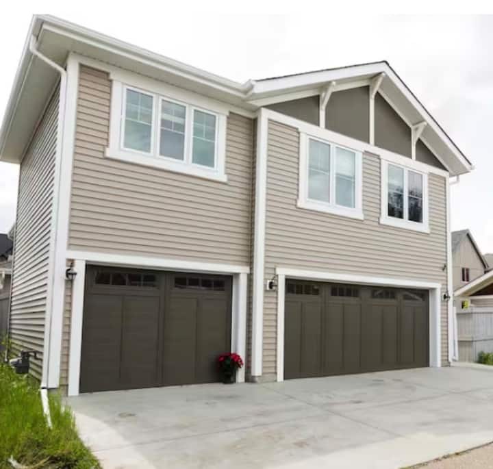 Hideaway ~ Garage Suite Gem ~ Away From The Crowd - Edmonton