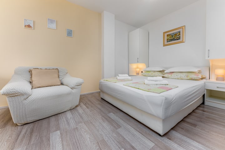 Cosy Studio Apartment With Small Garden - Makarska