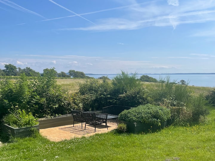 Velindrettet Sommerhus Med Enestående Havudsigt - Denmark