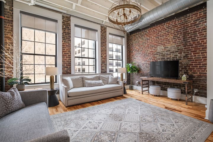 Stunning 5★ Large Loft Downtown W/ Indoor Parking - Birmingham, AL