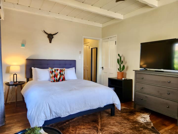 1906 Hideaway: Arizona Wildcats & Outdoor Bliss - Tucson, AZ